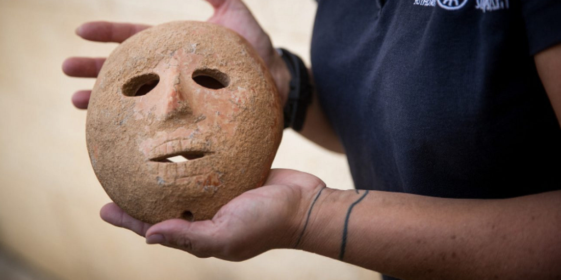 A rare stone mask discovered on Mount Hebron, more than 9,500 years old ...